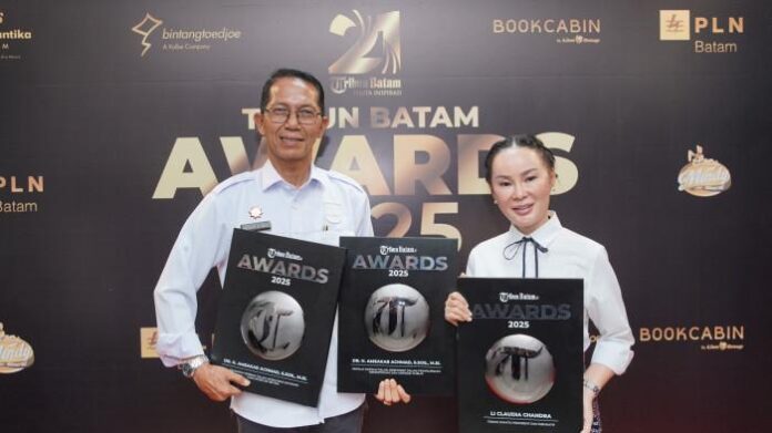Walikota Batam Amsakar Achmad Raih Dua Penghargaan di Tribun Batam ...